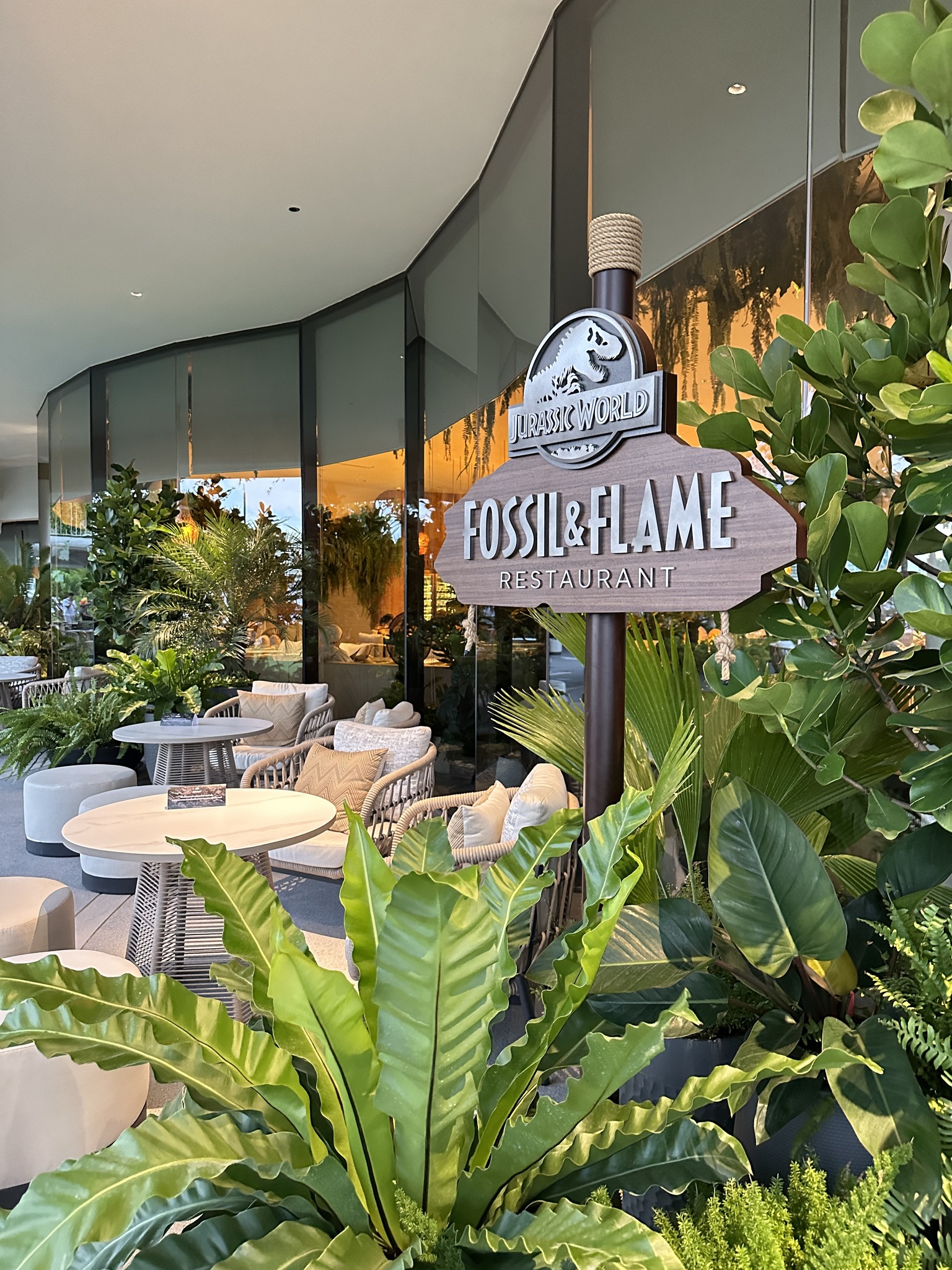 ร้านอาหาร “Fossil & Flame Restaurant” ที่ Jurassic World The Experience ...