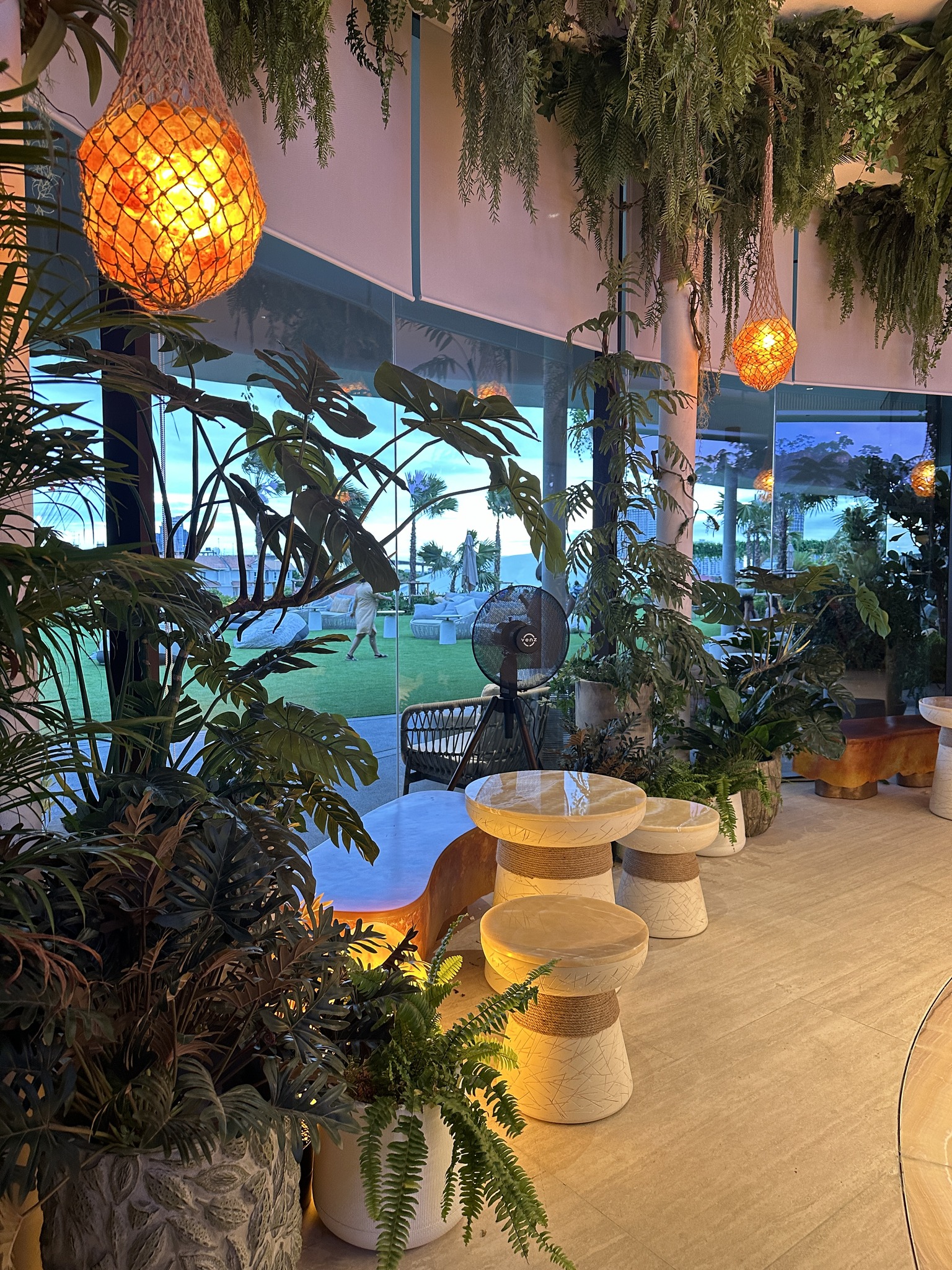 ร้านอาหาร “Fossil & Flame Restaurant” ที่ Jurassic World The Experience ...